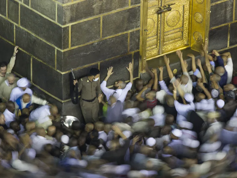 Pilgrims performing the tawaf around the kaaba | Smithsonian Photo ...