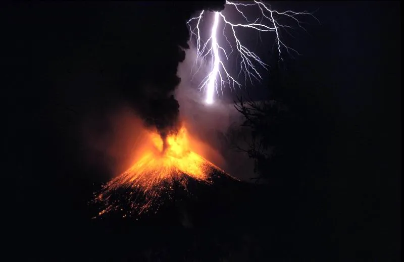 volcanic eruption lightning