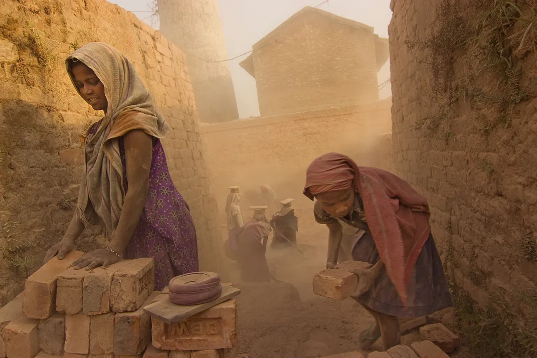 Women Brick Workers at Barrackpore, West Bengal, India | Smithsonian ...