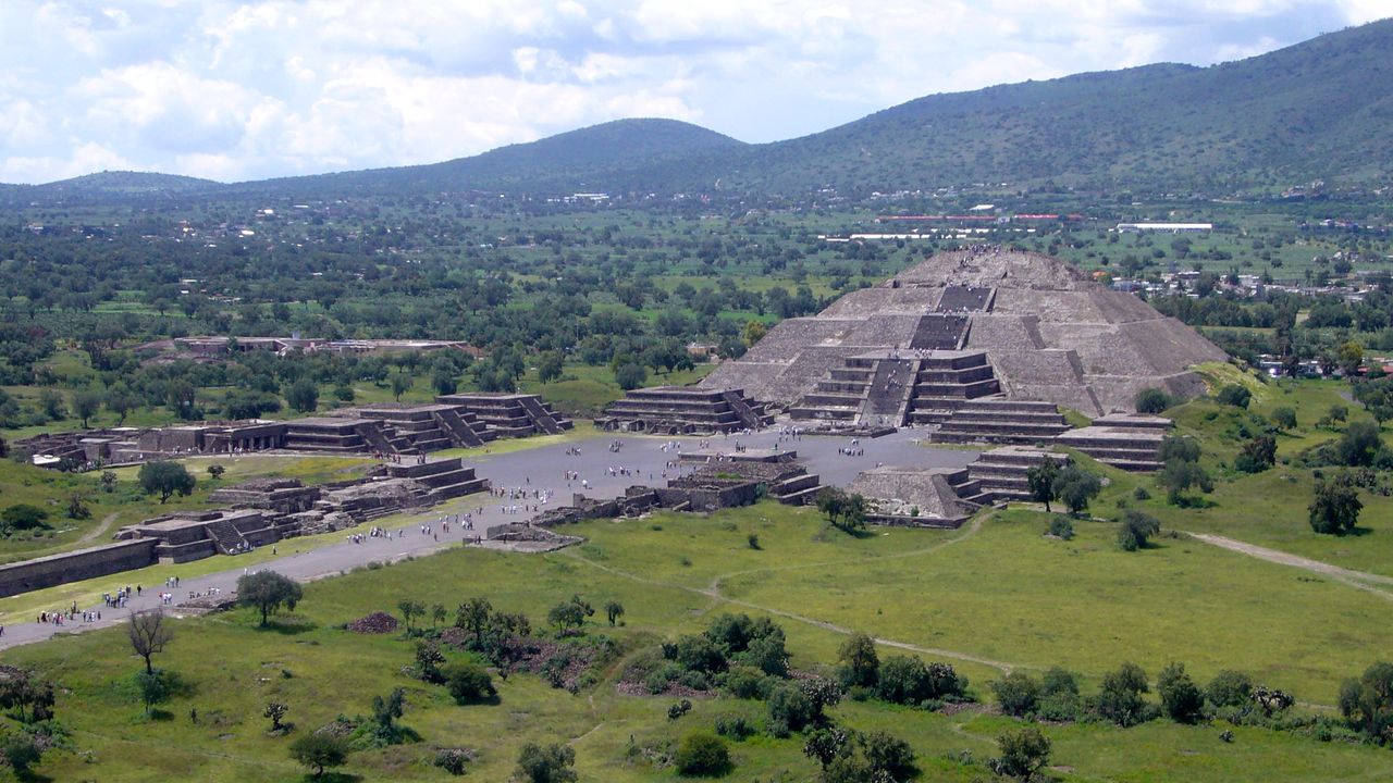 pyramid aztec