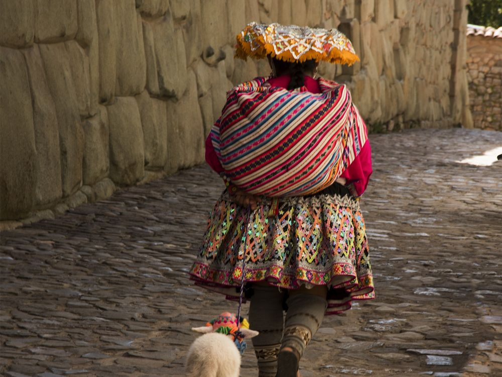 Peruvian woman with traditional dress in Cusco,´Peru | Smithsonian ...