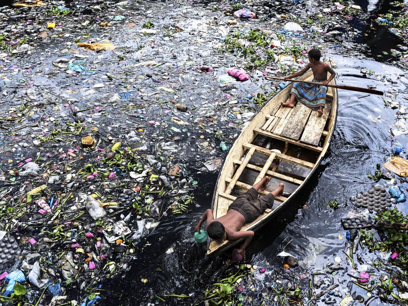 Buriganga Pollution | Smithsonian Photo Contest | Smithsonian Magazine