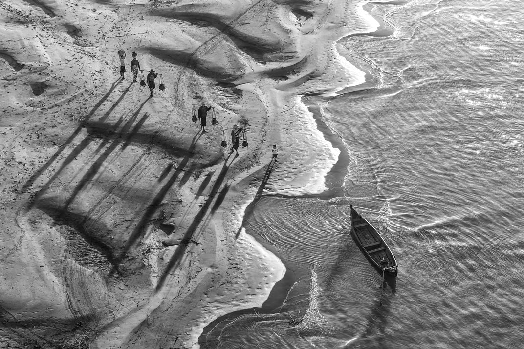 Fetching Water | Smithsonian Photo Contest | Smithsonian Magazine