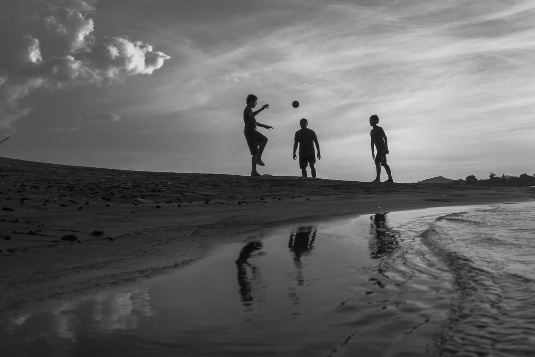 Playing Chin Lon | Smithsonian Photo Contest | Smithsonian Magazine