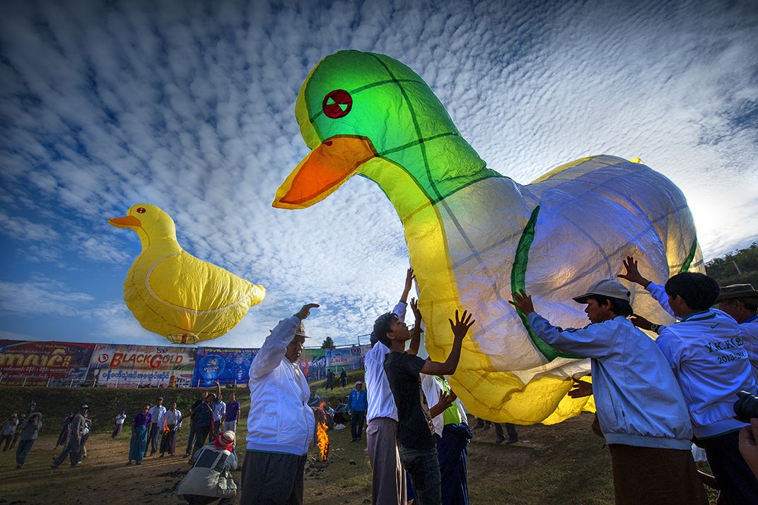 Myanmar Fire ballon festival in Pyin Oo Lwin Town | Smithsonian Photo ...