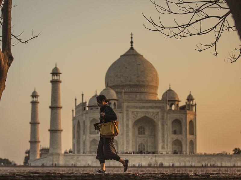 women at Taj Mahal | Smithsonian Photo Contest | Smithsonian Magazine