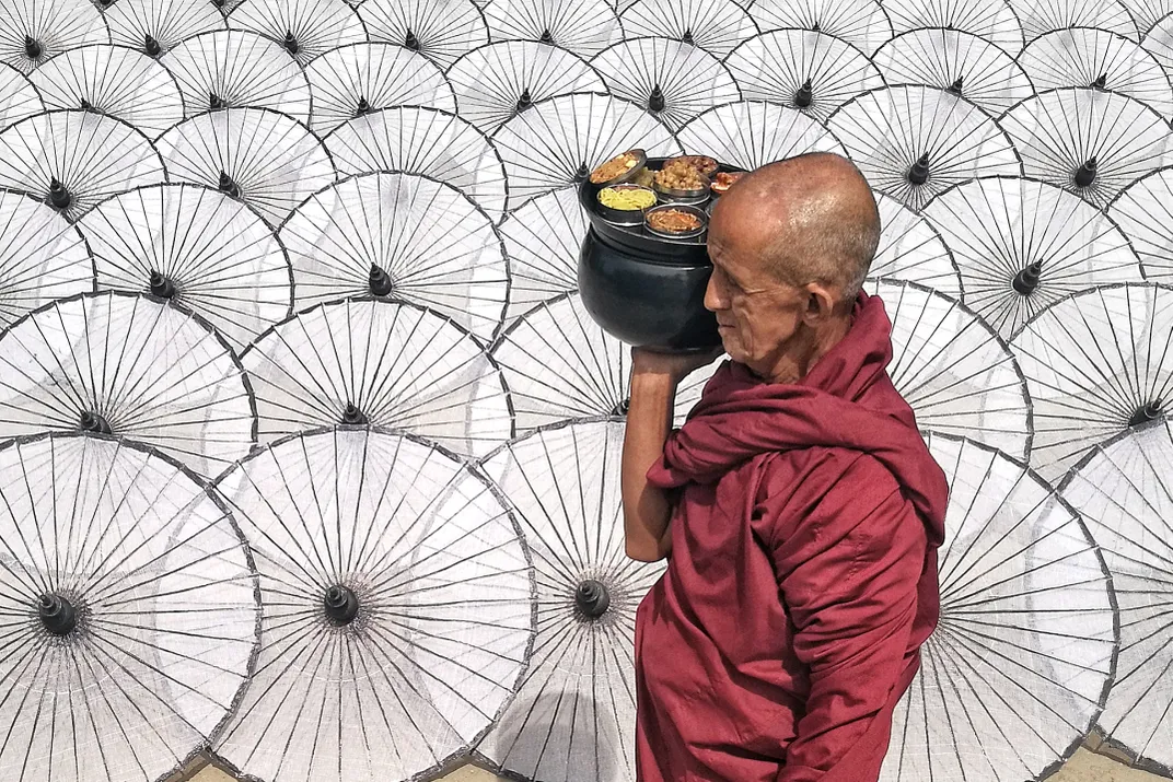 Receiving alms | Smithsonian Photo Contest | Smithsonian Magazine