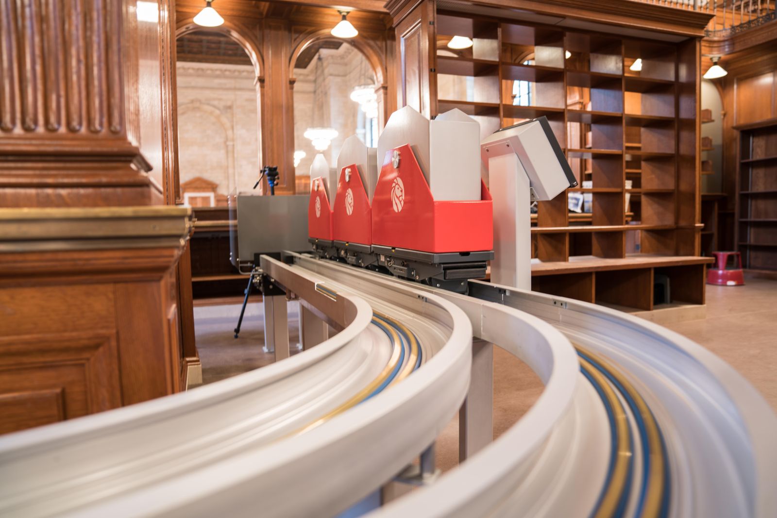 This Speedy, Wall-Crawling Conveyor System Will Now Deliver Books at ...