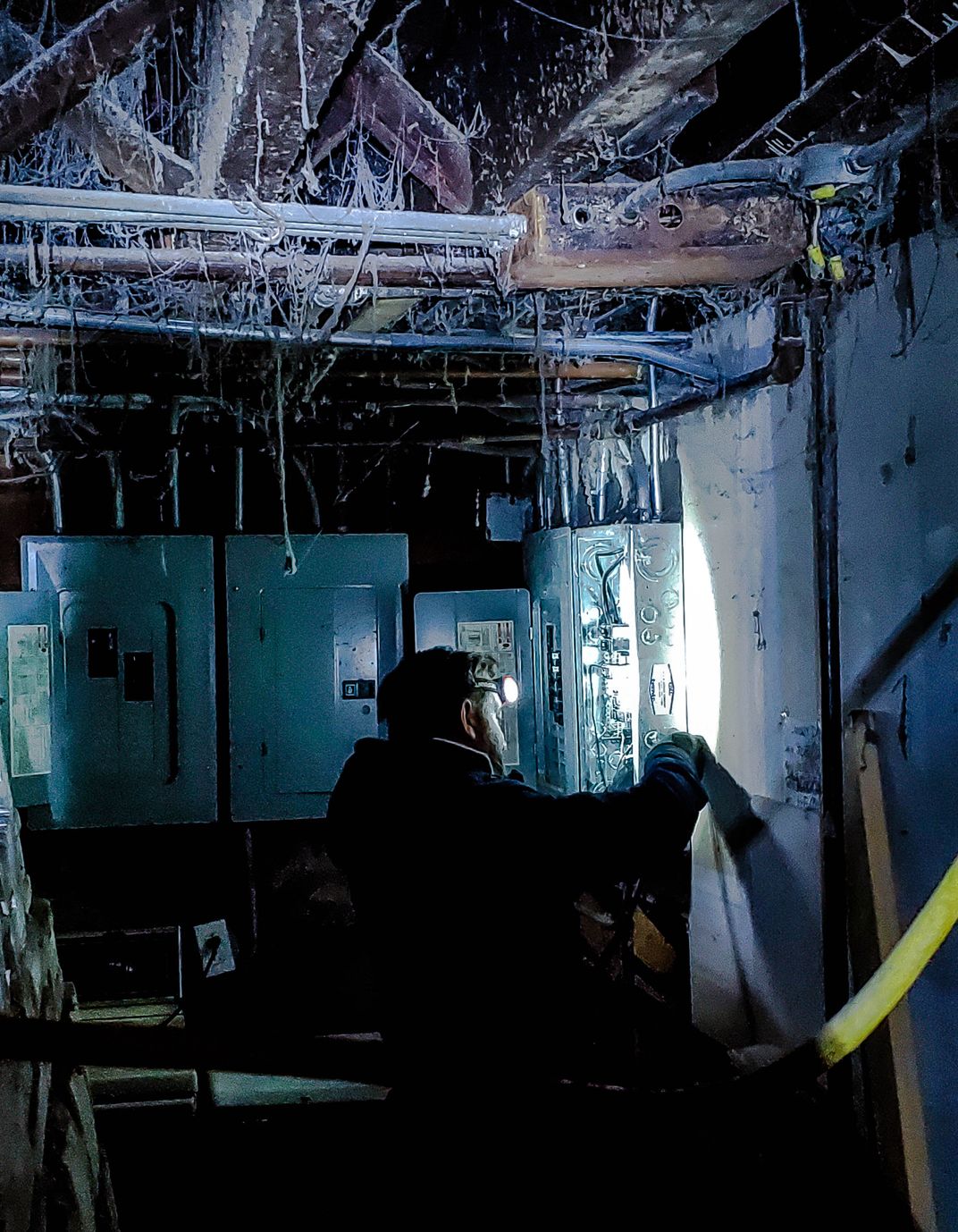 Electrician working in a difficult environment | Smithsonian Photo ...