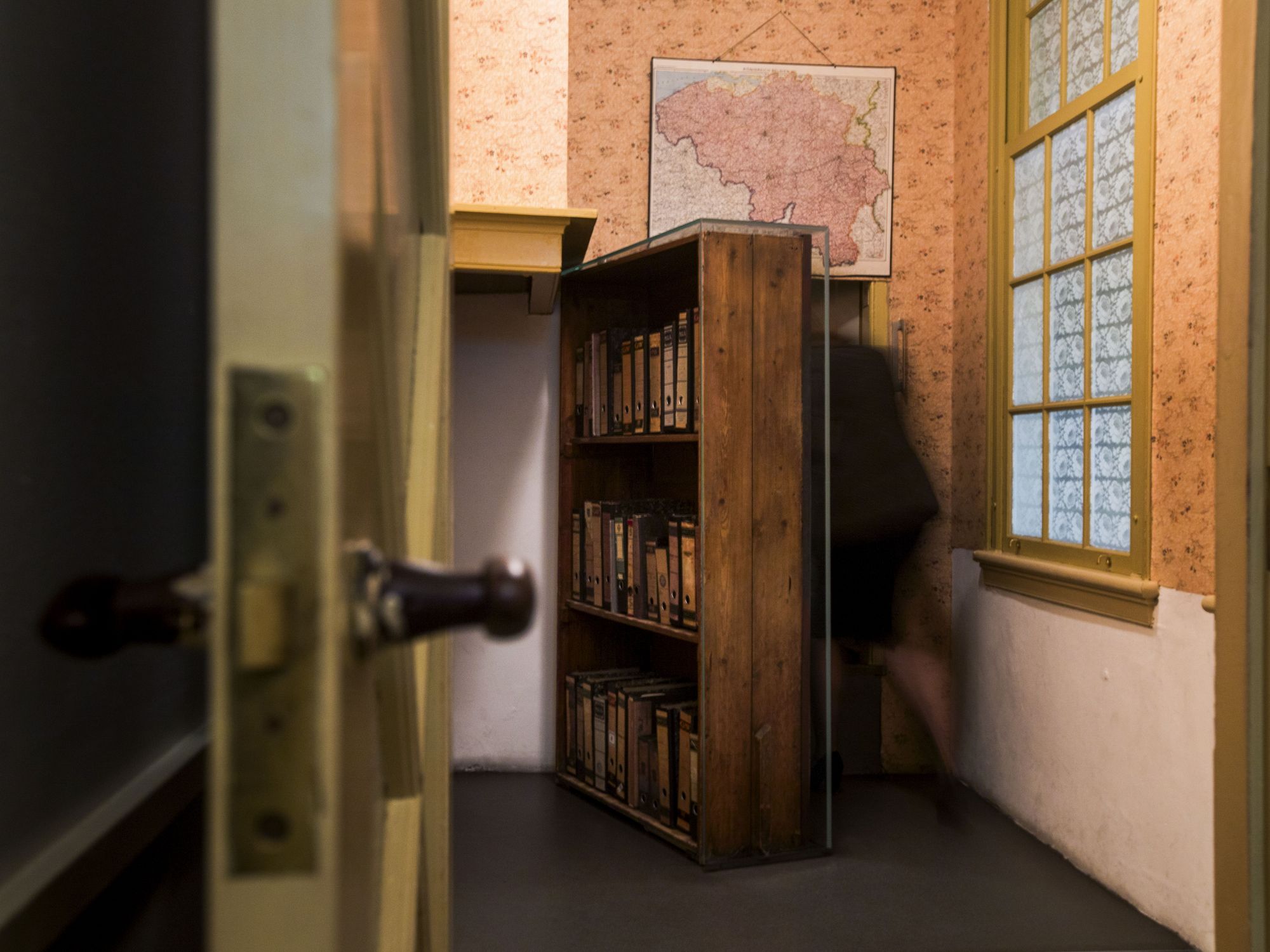 Walk Through a Full-Scale Replica of the Secret Annex Where Anne Frank ...