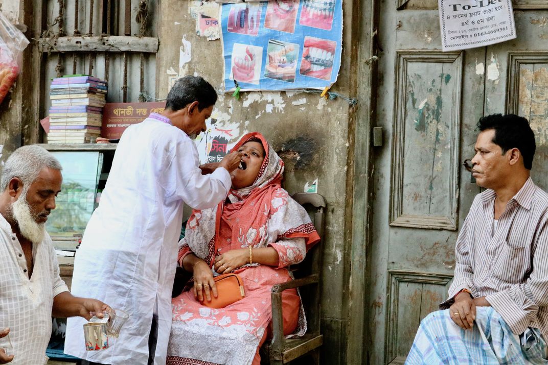 Bangladesh Street Dentist | Smithsonian Photo Contest | Smithsonian ...
