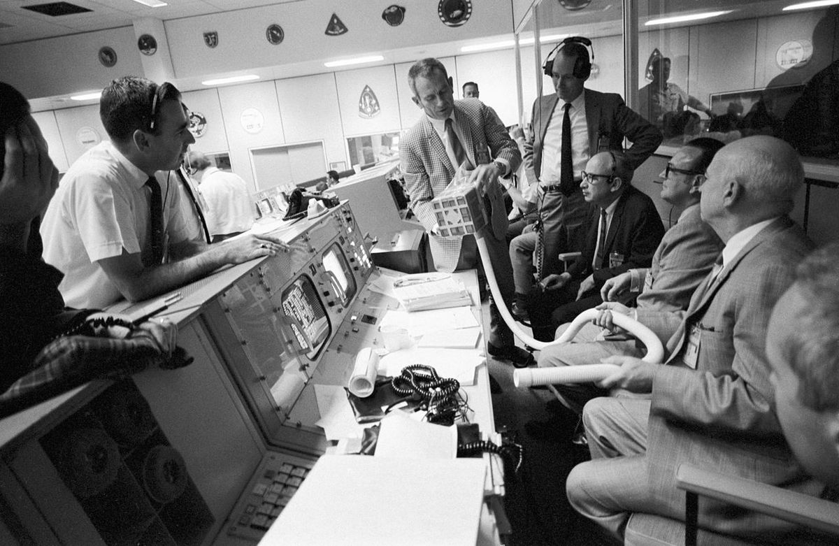 apollo 13 reentry time