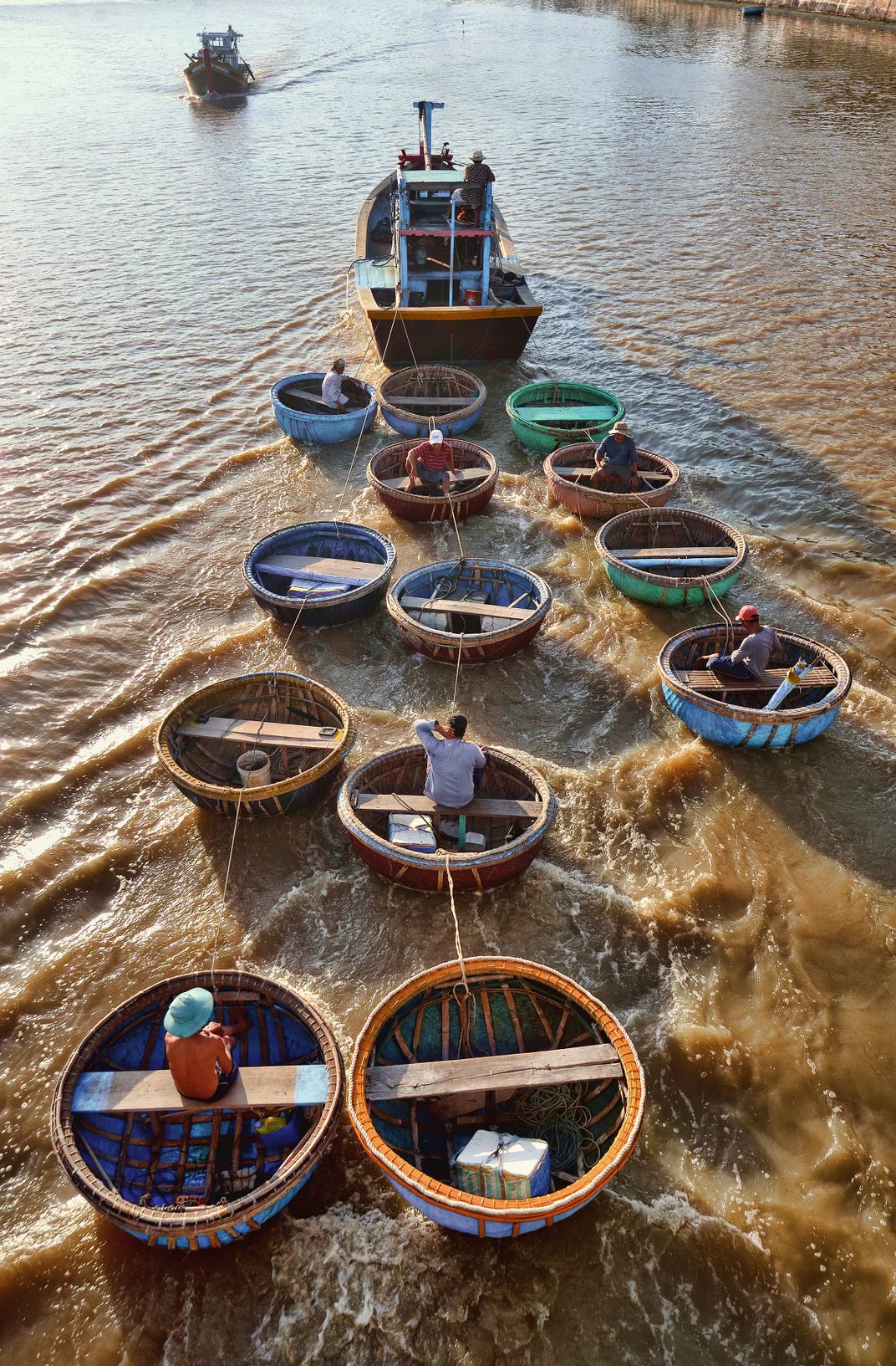 Pulling to the sea | Smithsonian Photo Contest | Smithsonian Magazine