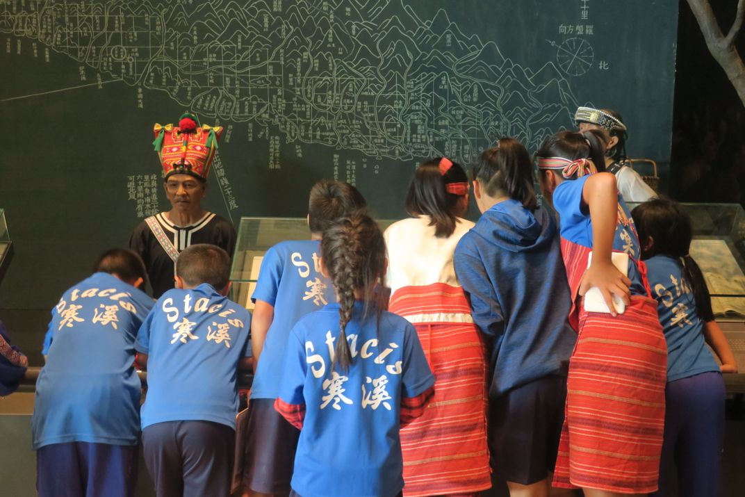 Aboriginal students see other Aborigines groups at the museum ...