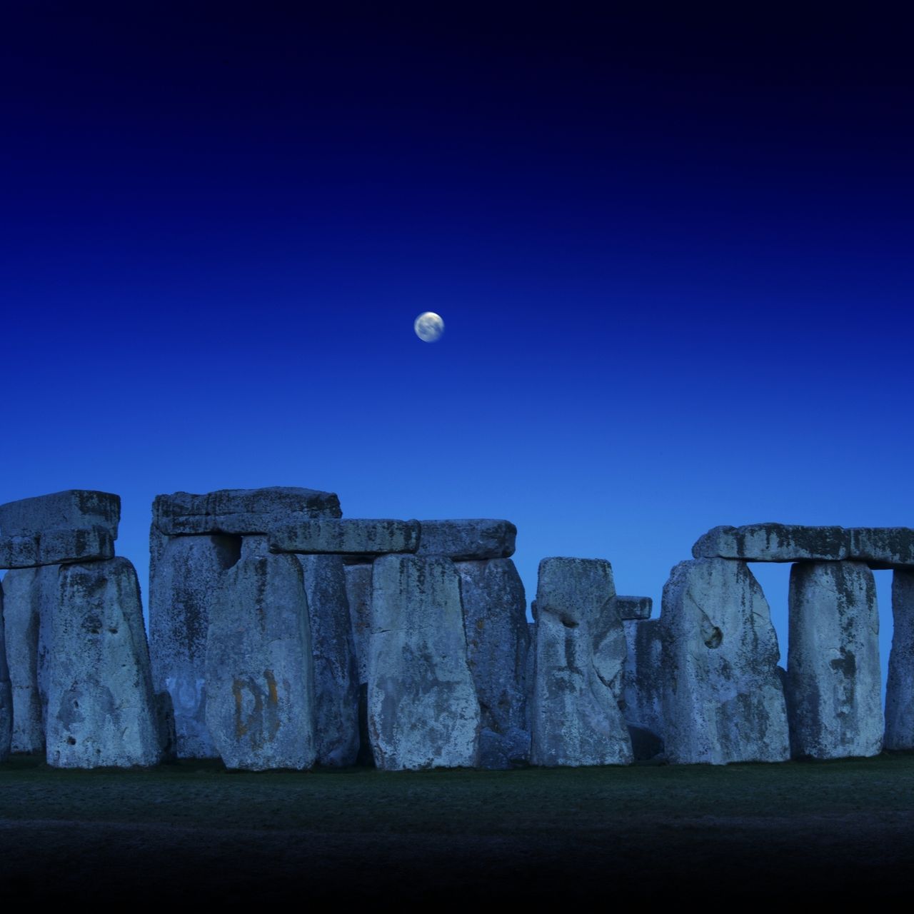 stonehenge moon