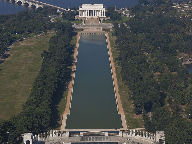 Reflecting Pool A spectacular aerial view of the World War 2 Memorial ...
