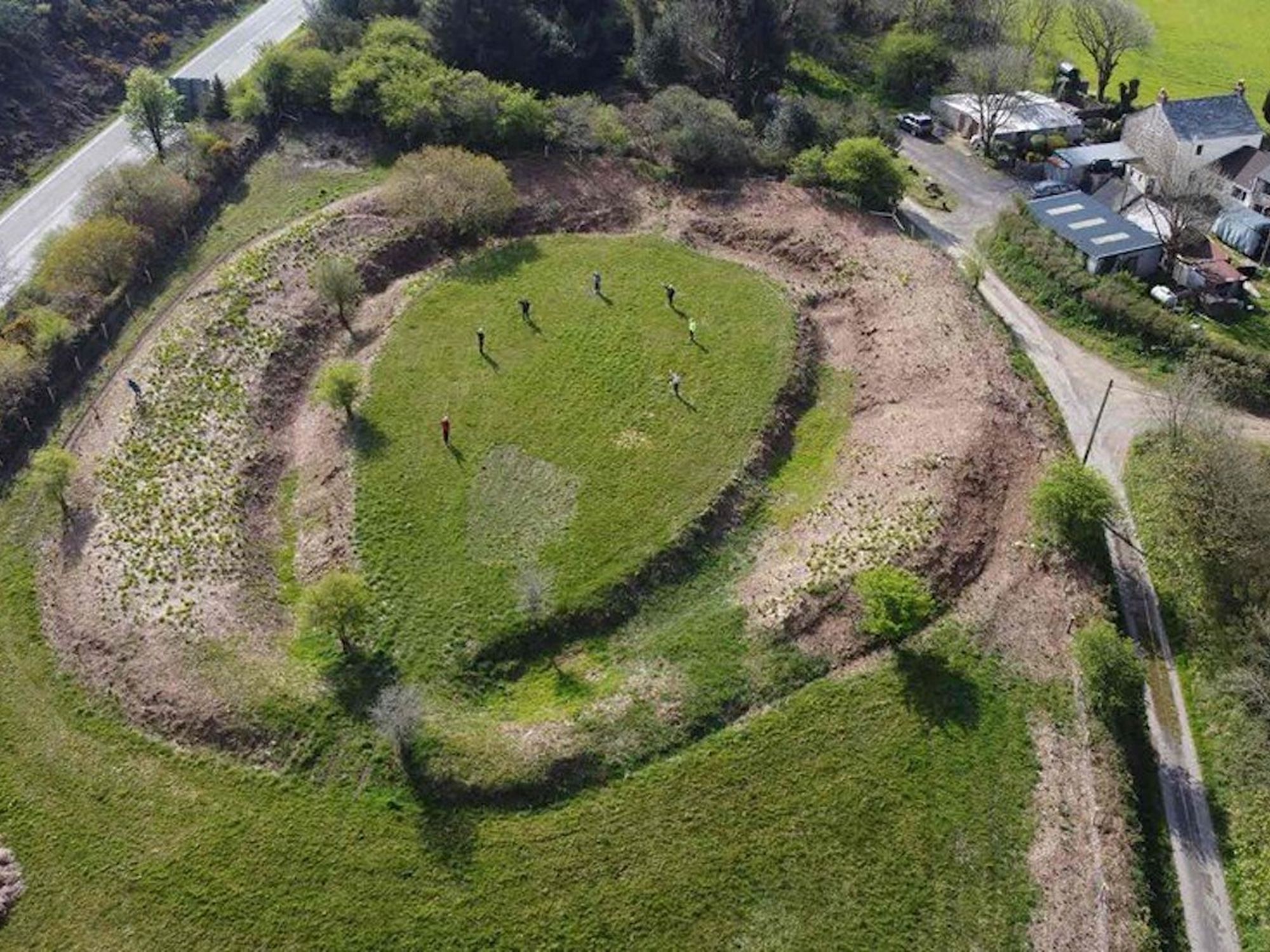 Volunteers Uncover Rare, 4,800-Year-Old Stone Circle in England