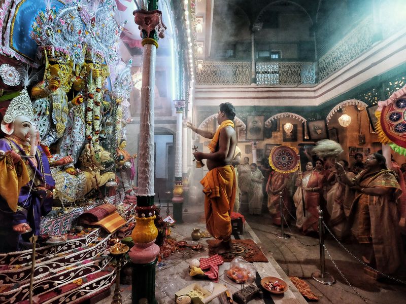 Durga Puja ritual at the Daw family | Smithsonian Photo Contest ...
