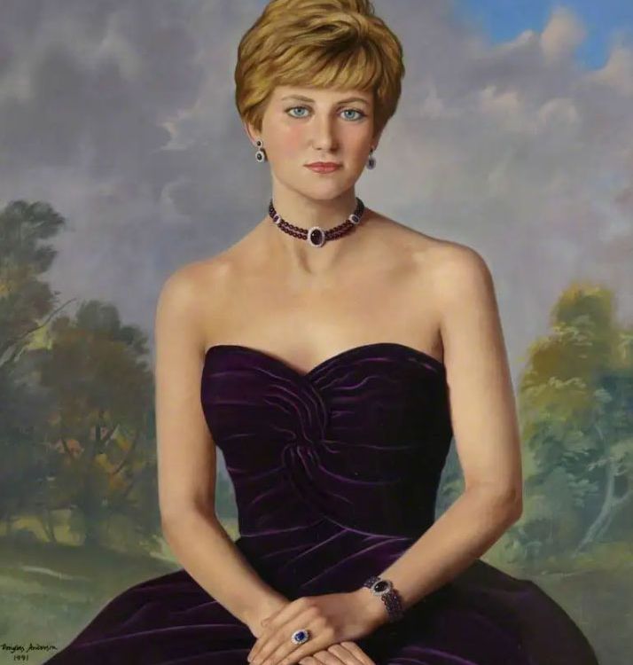 Princess Diana's Iconic Velvet Gown Is Going Up For Auction
