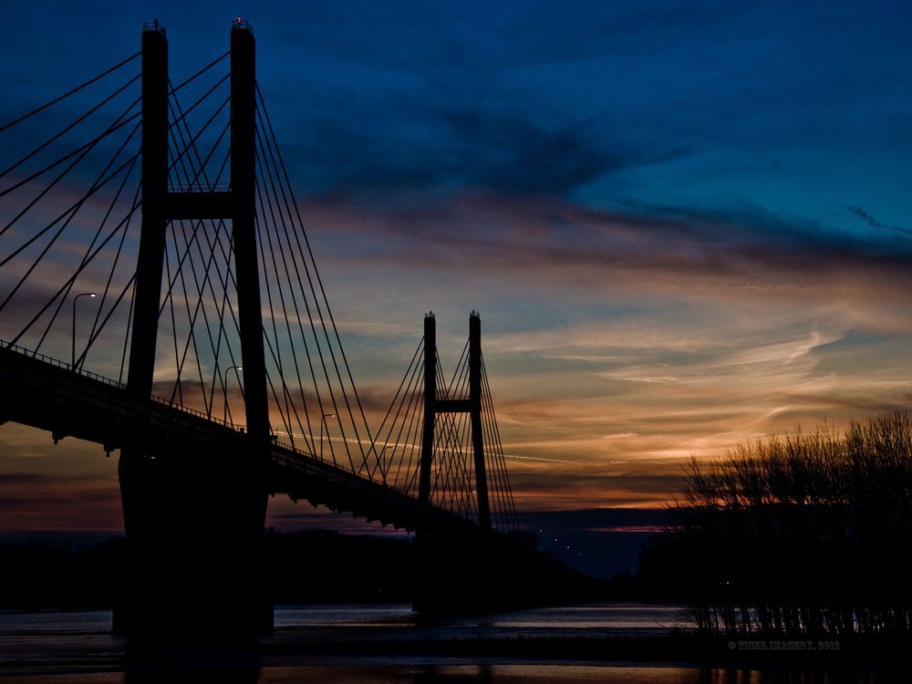 Bayview Bridge at sunset in Quincy, Illinois | Smithsonian Photo ...