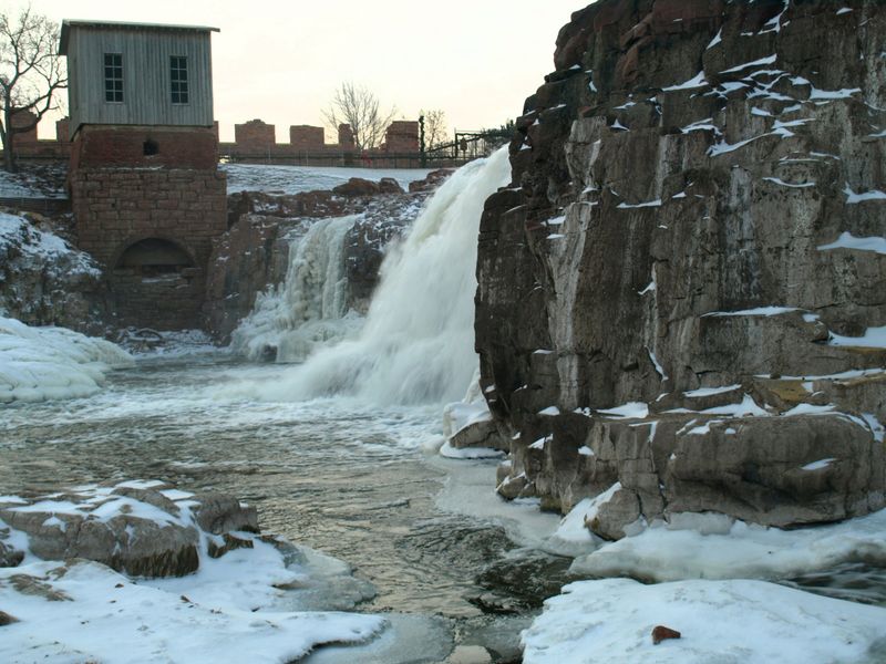 The Sioux Falls begin to Freeze for the winter. Even in sub-zero ...