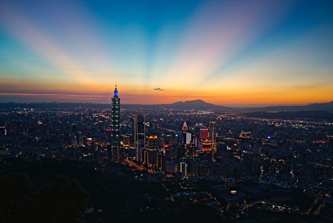 Crepuscular Rays in the Sky after Sunset | Smithsonian Photo Contest ...