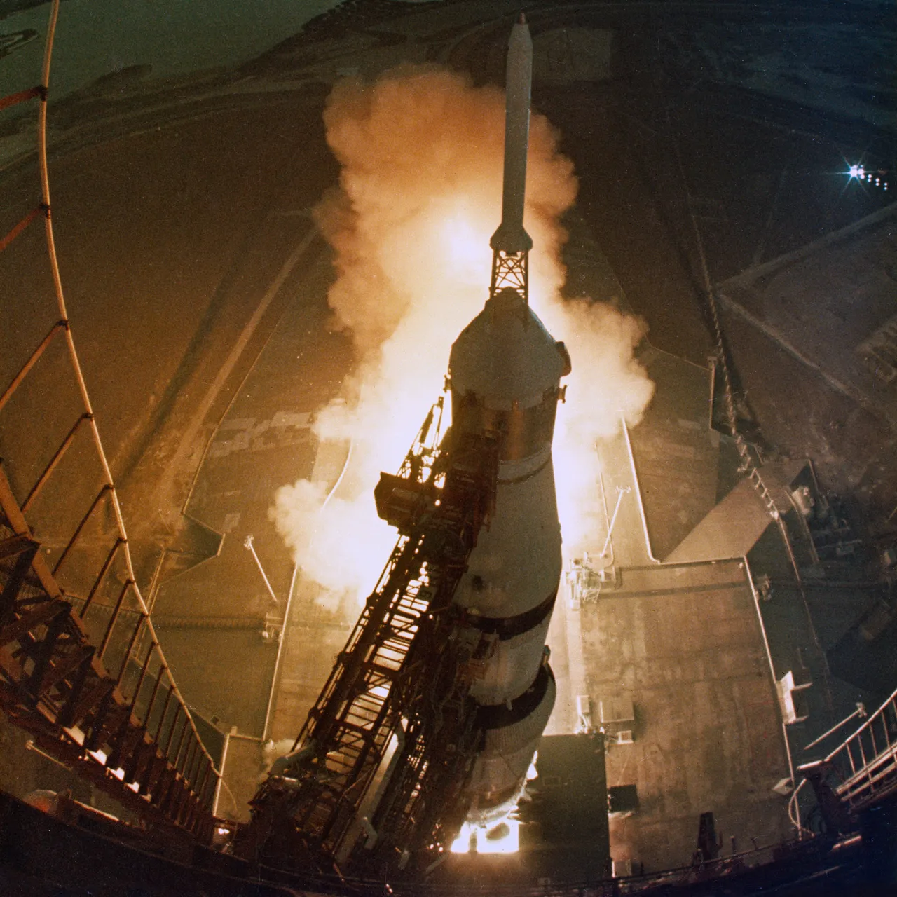 apollo rocket launcher