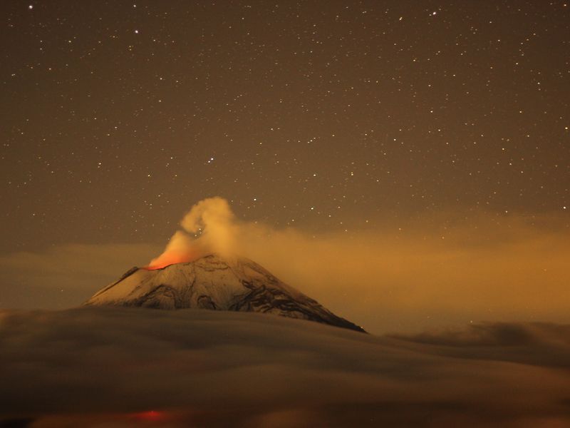 Popocatépetl view while climbing the Iztaccihuatl volcano ...