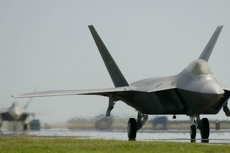 how many f 22 pilots are there