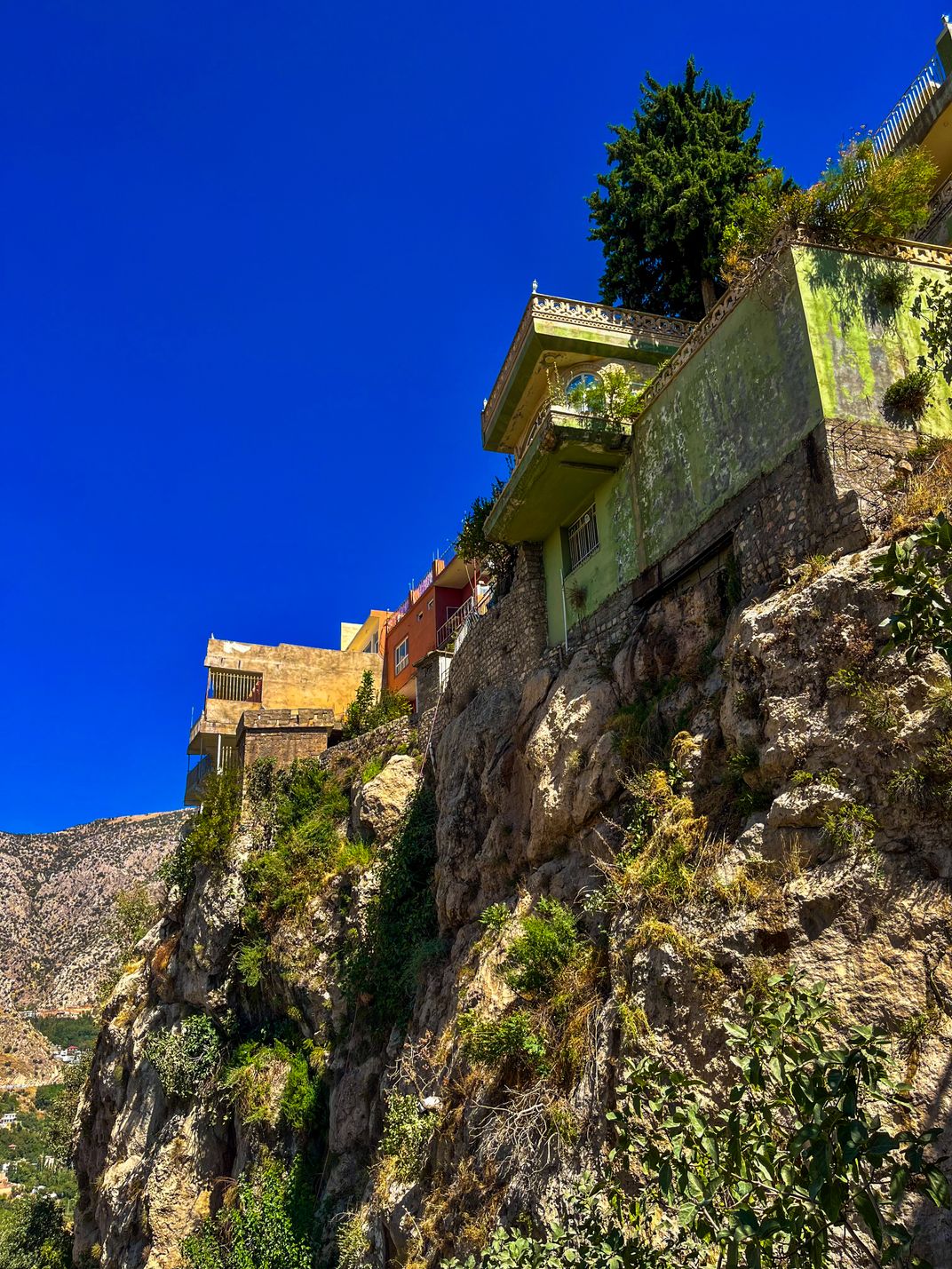 Houses on the edge of a cliff in Amadiya, Iraq. | Smithsonian Photo ...