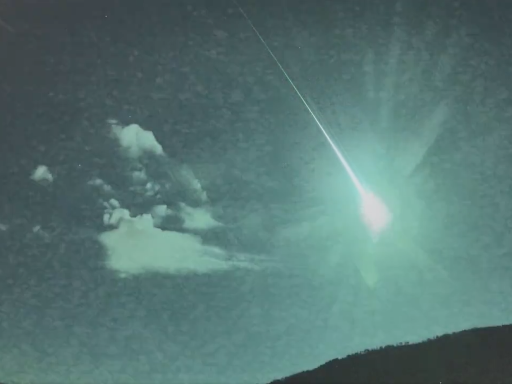 Watch a Blue-Green Comet Illuminate Skies Over Spain and Portugal