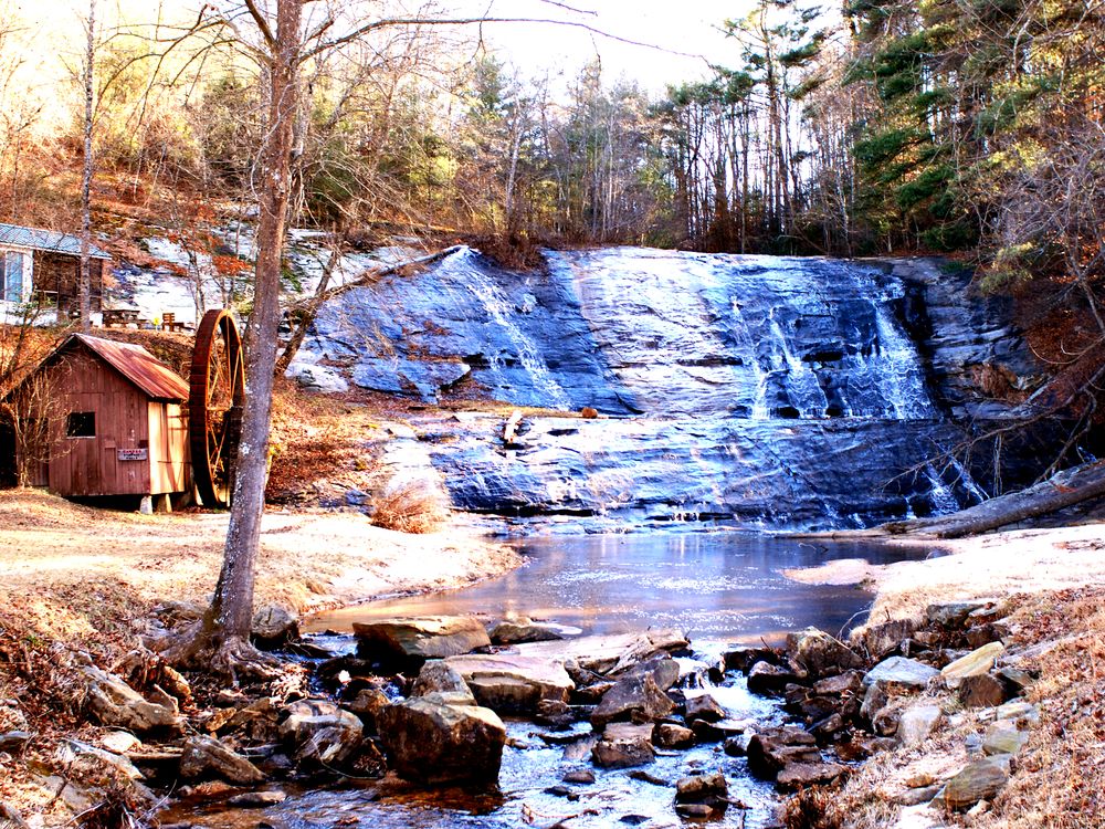 A quiet, peaceful winter's day in Moravian Falls, North Carolina ...