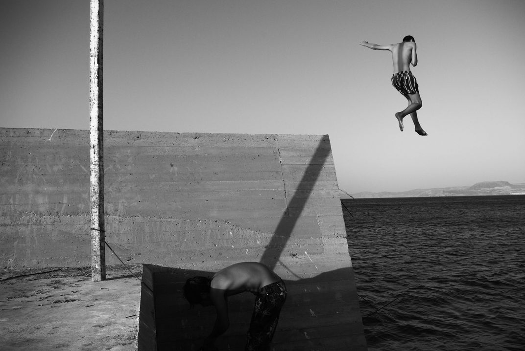 Diving from the dock | Smithsonian Photo Contest | Smithsonian Magazine