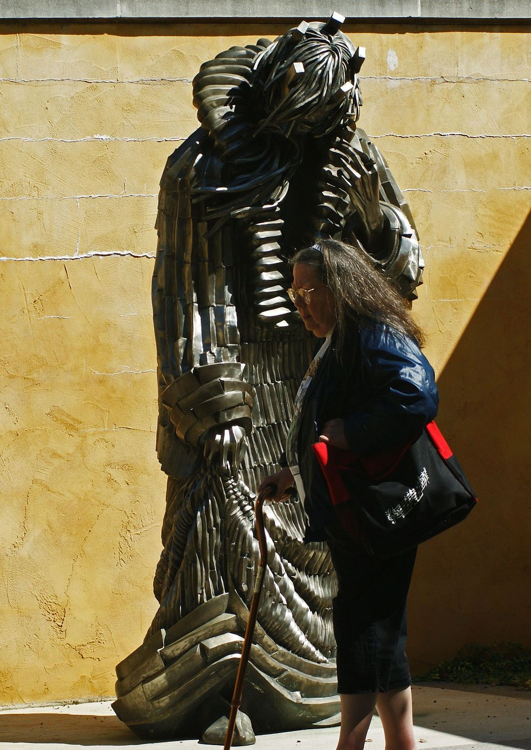 Study of Mom with Statue | Smithsonian Photo Contest | Smithsonian Magazine