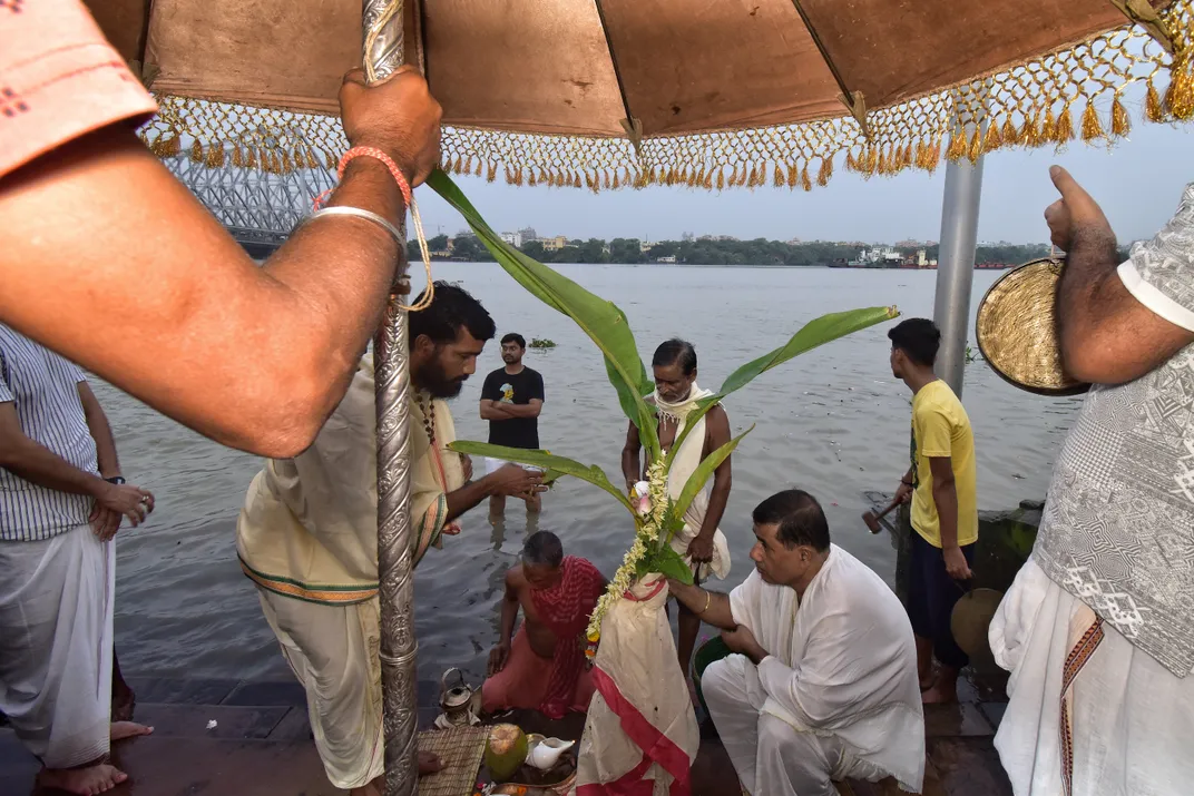 Kolabou snan, a ritual of Durga puja. | Smithsonian Photo Contest ...