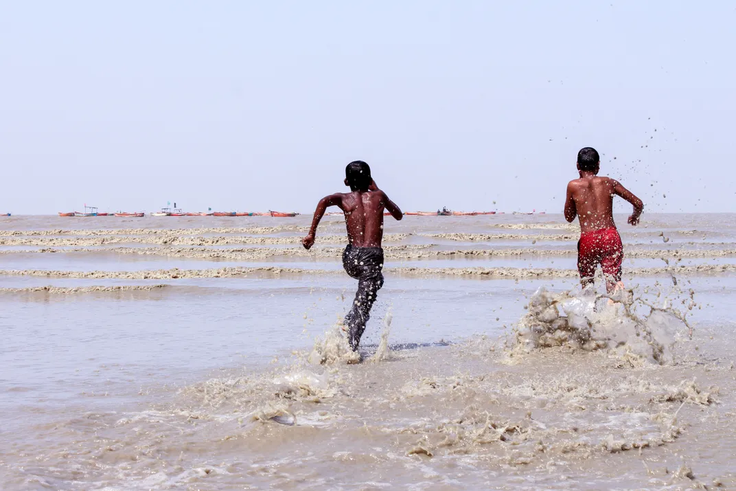 Bathing in salt water | Smithsonian Photo Contest | Smithsonian Magazine