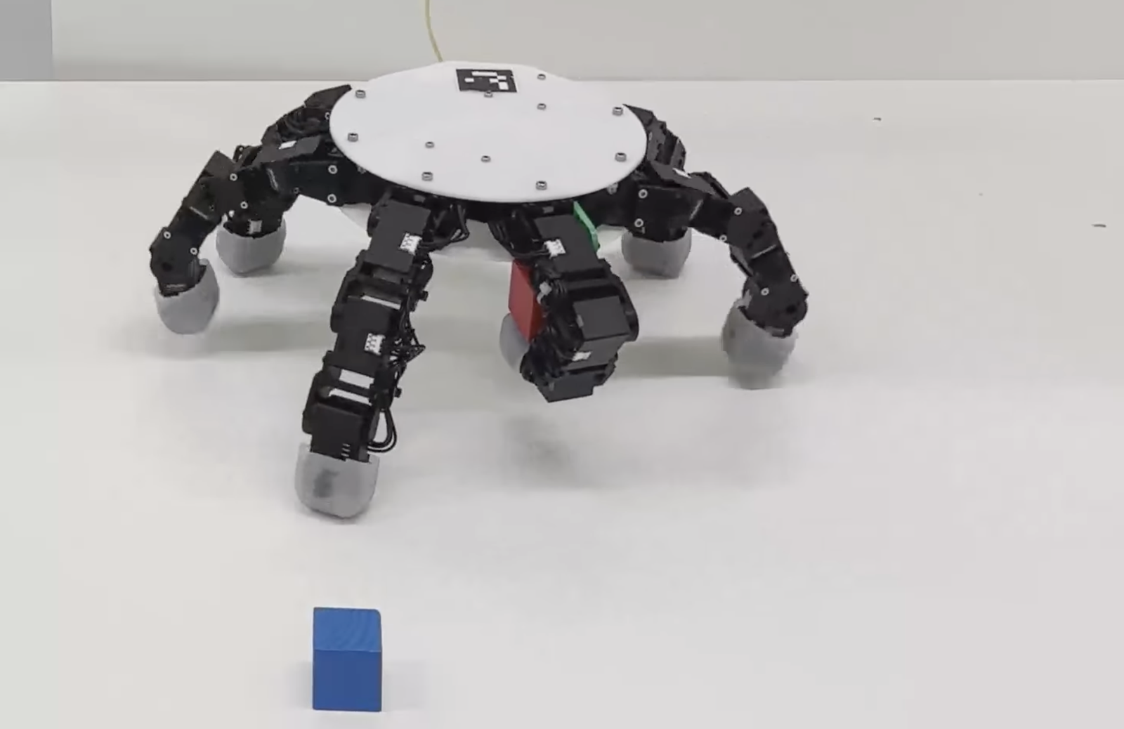 This Detachable Robotic Hand Can Scurry Around and Grasp Objects Just ...