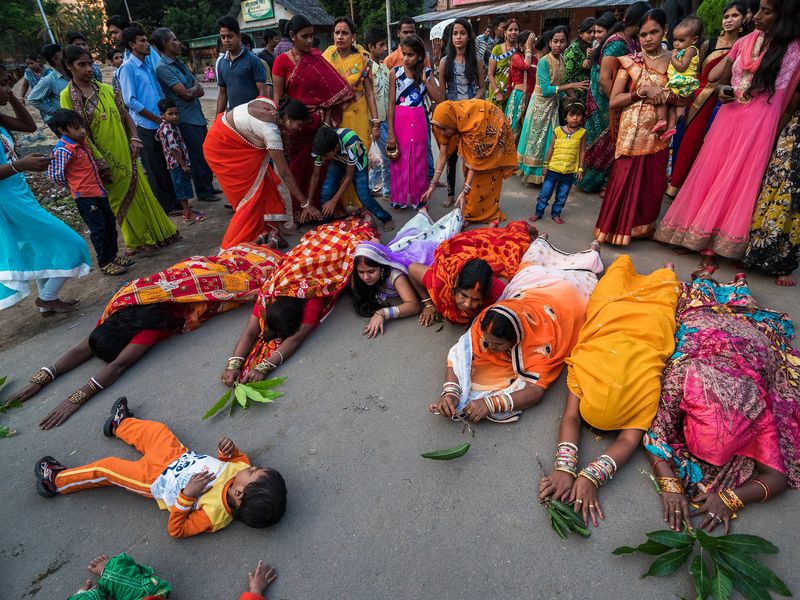 Dondi - A Hindu ritual during Chhat Puja | Smithsonian Photo Contest ...