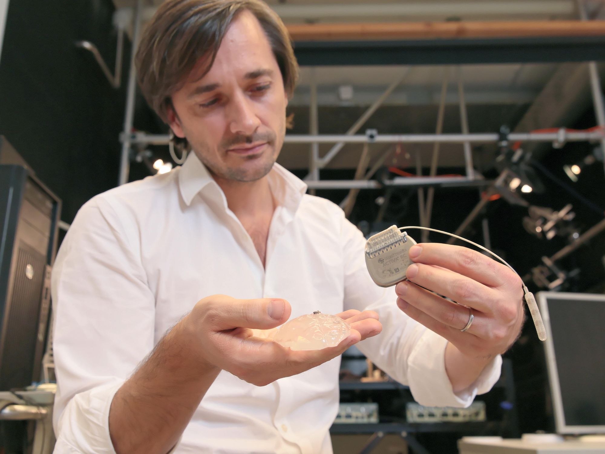 A New Wireless Brain Implant Helps Paralyzed Monkeys Walk. Humans Could ...