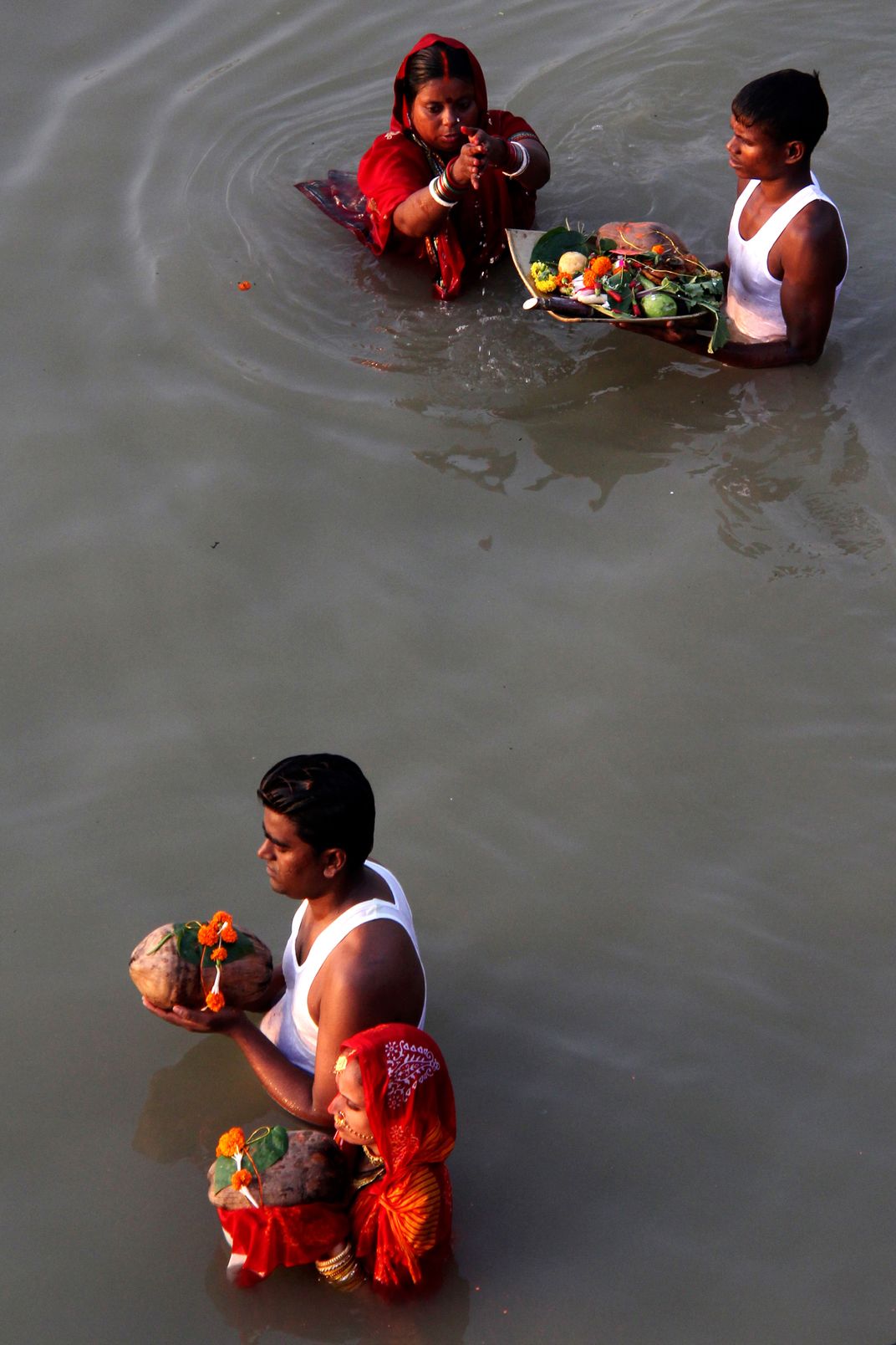 CHHAT PUJA--THE PEOPLE ARE OFFERING WORSHIP TO THE GOD SUN ...