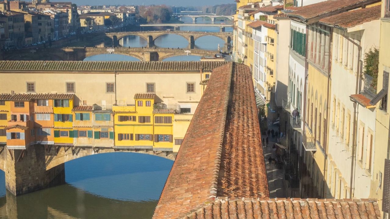 inside ponte vecchio bridge