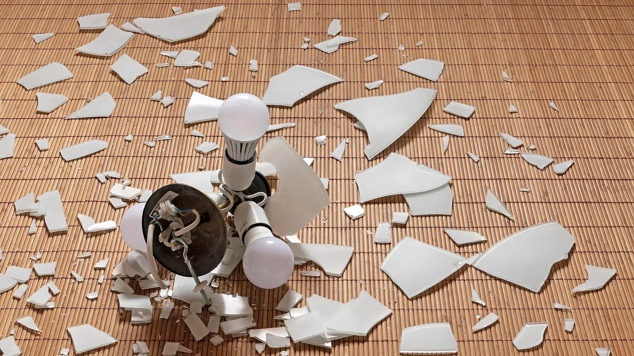 difference between shattered and broken