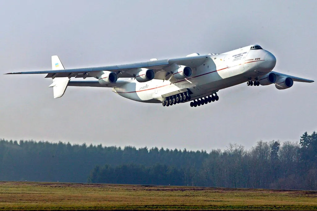 world's largest plane taking off