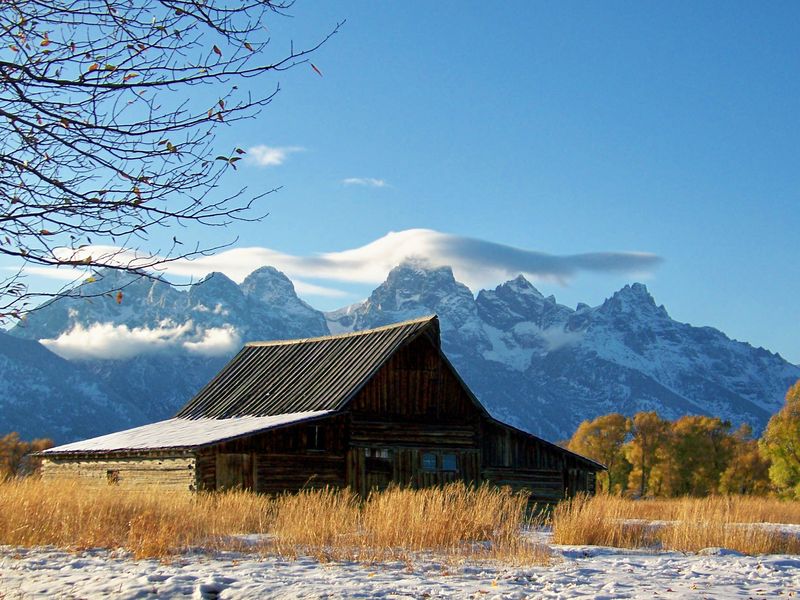 With the world's most photographed barn in the fore, the Grand Tetons ...