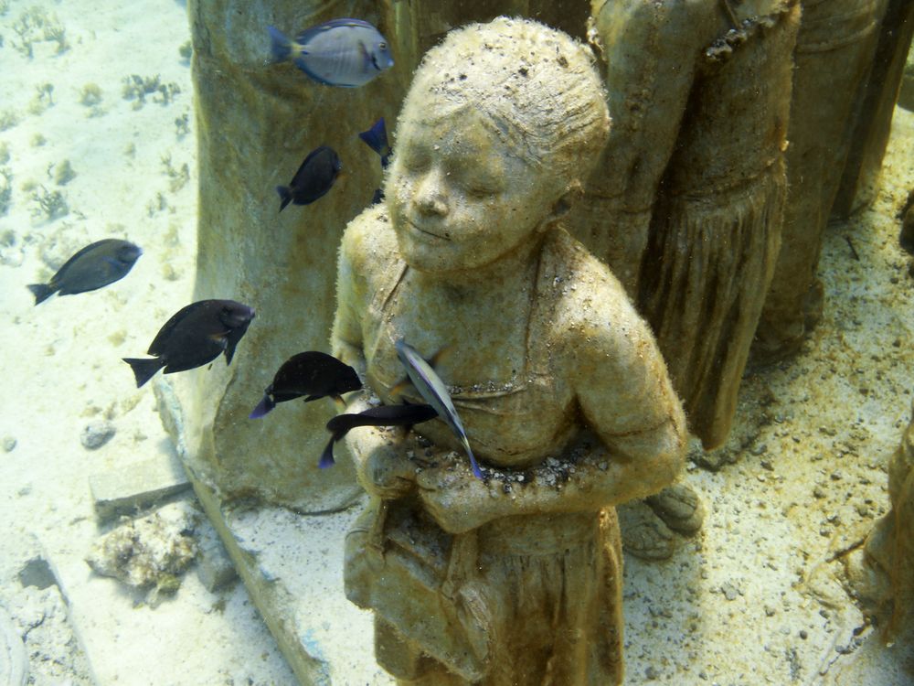 how do statues get underwater