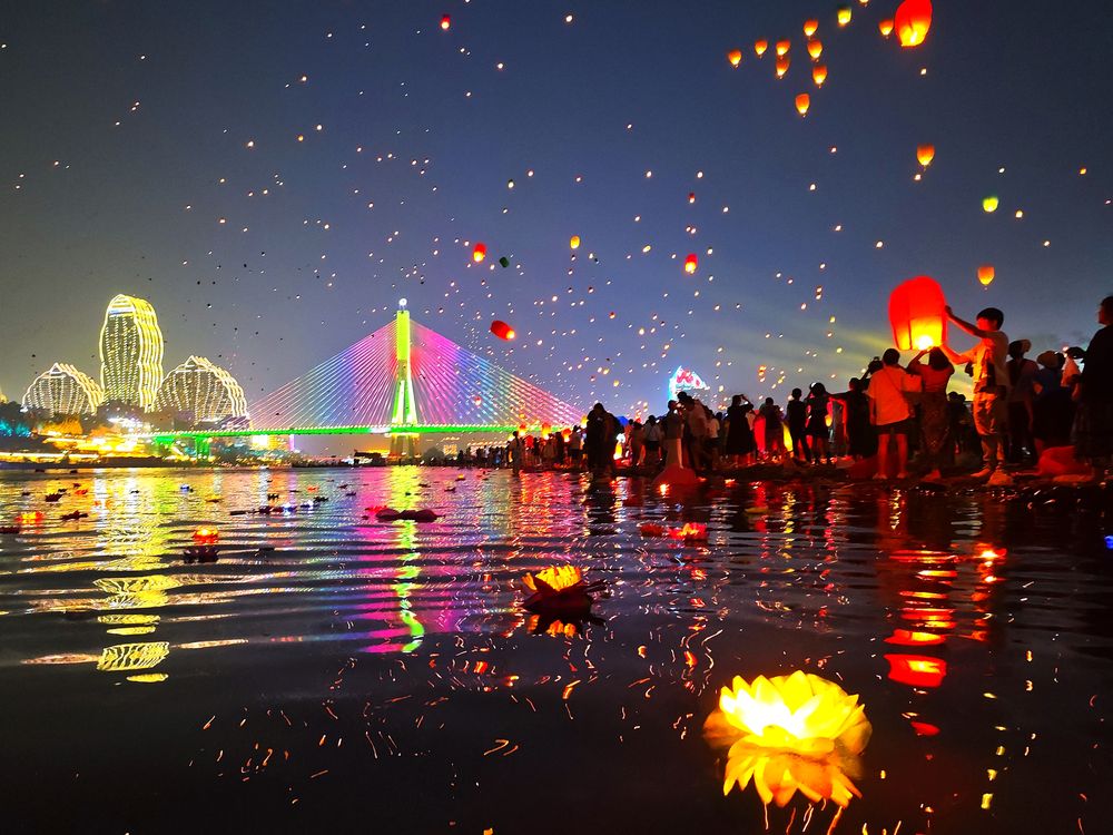 River lanterns and Kongming lanterns light up the Lancang River ...