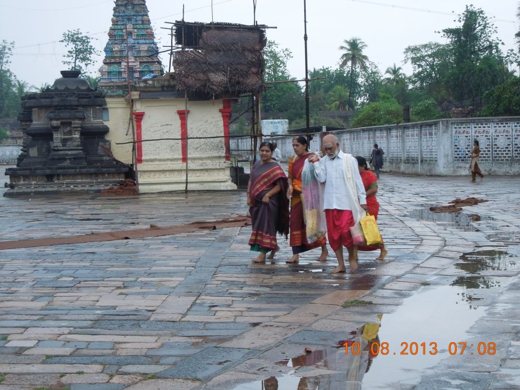 A Devotee carrying Garland For Lord Shiva in Chidambaram Temple ...