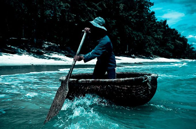 man on raft | Smithsonian Photo Contest | Smithsonian Magazine