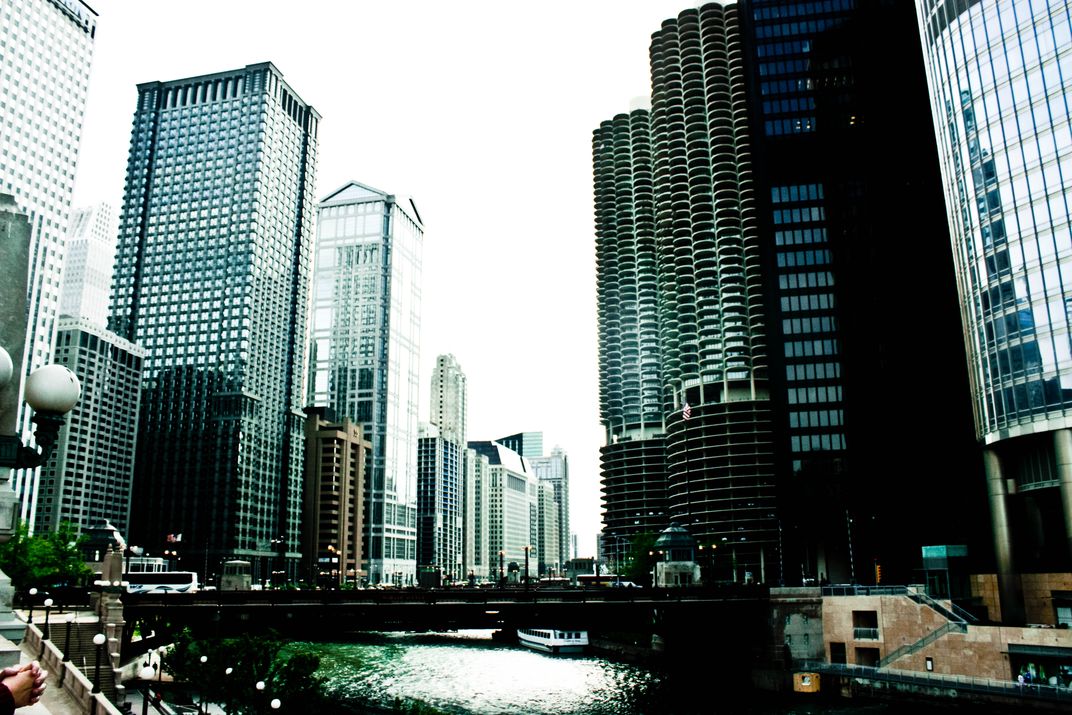 The unique and modern architecture along the Chicago River ...