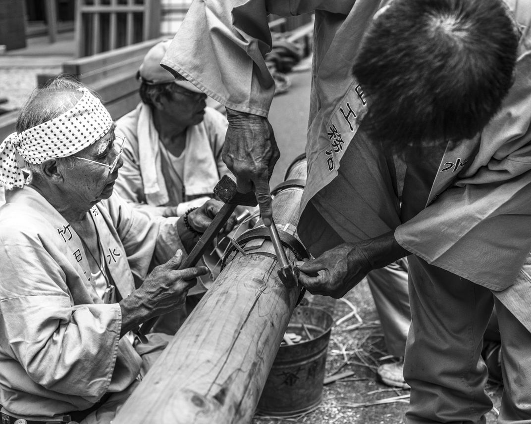 Traditional japanese workers preparing the Gion Festival in Kyoto ...